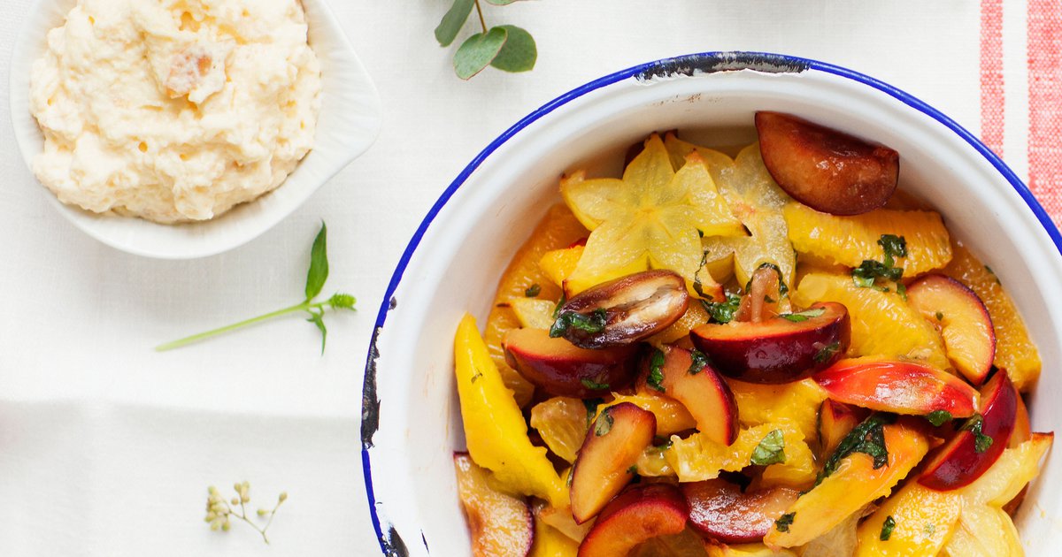 Lämmin hedelmäsalaatti eksoottisista hedelmistä | Jälkiruuat | Kodin ...